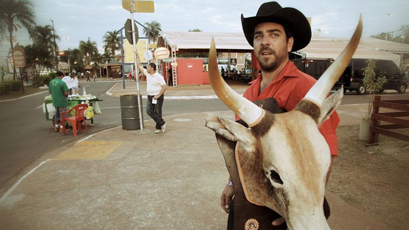 Cowboys at Brazil's Festa do Peao - BBC News