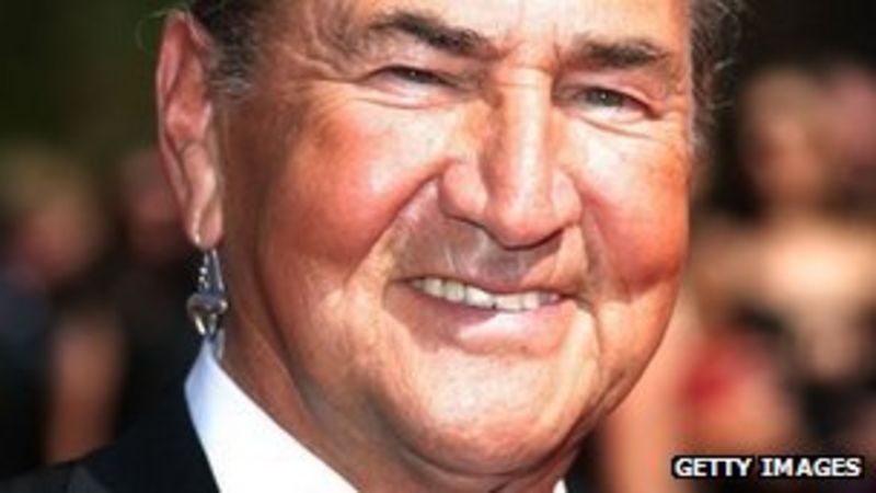 Free Willy actor August Schellenberg dies - BBC News