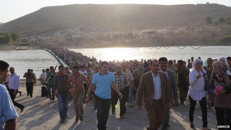 Syria refugees pour into Iraqi Kurdistan in thousands - BBC News