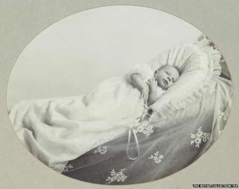 Queen Elizabeth II childhood photographs revealed - BBC Newsround