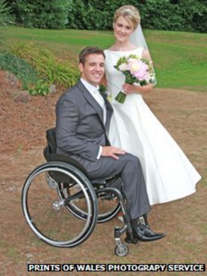 Paralympian Nathan Stephens dances at wedding for first time - BBC News