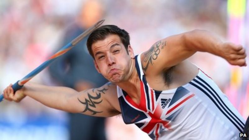 Paralympian Nathan Stephens dances at wedding for first time - BBC News