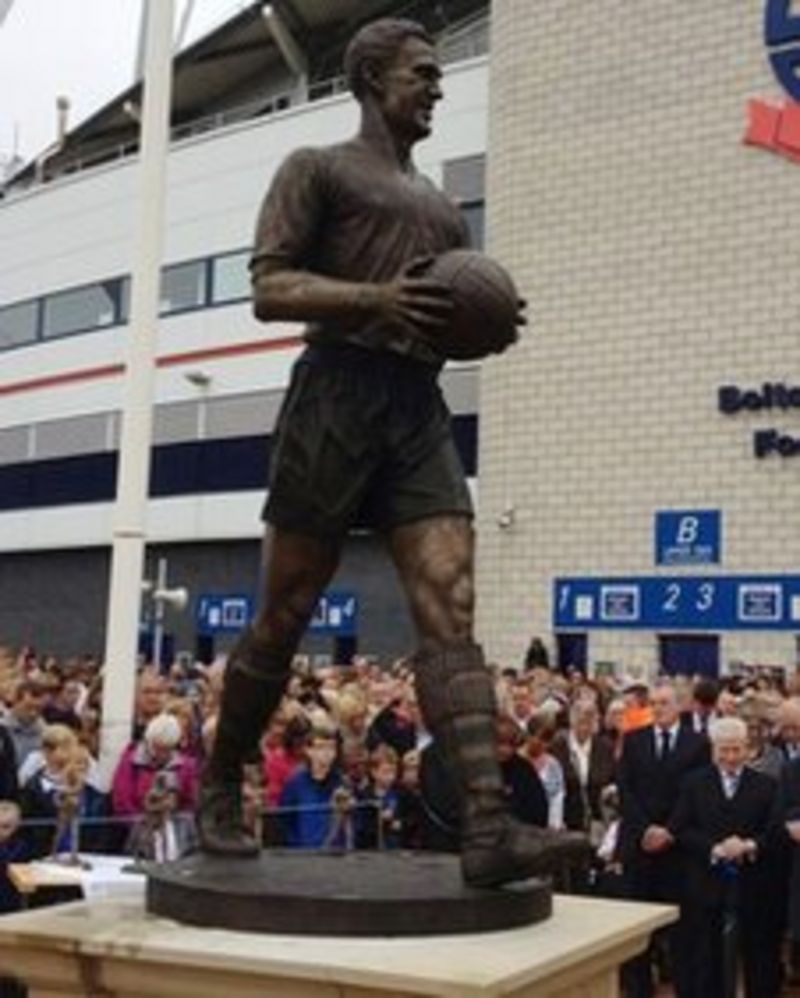 Nat Lofthouse statue at Bolton's Reebok Stadium - BBC News