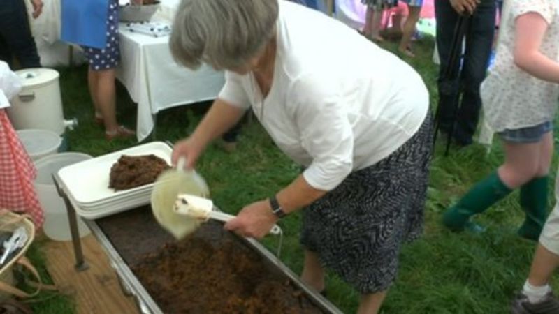Chef Gareth Kyle beats world record for non-stop cooking - BBC News
