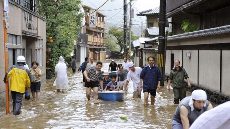 Japan's Okinawa lashed by Typhoon Neoguri - BBC News