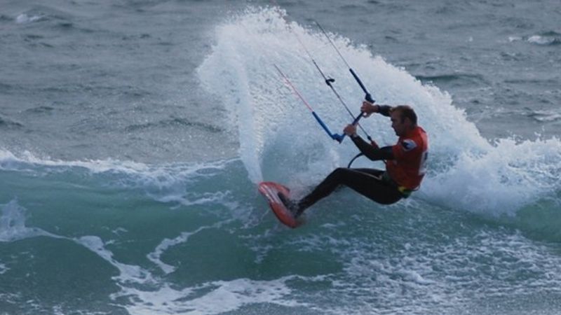 Tiree's perfect wind and waves attract surf competition - BBC News