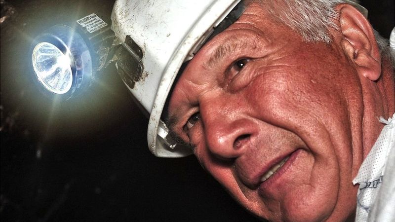 'Monster' fatberg found blocking east London sewer - BBC News