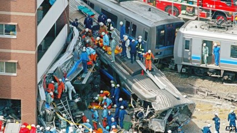 Japan ex-rail chiefs cleared of fatal 2005 crash - BBC News