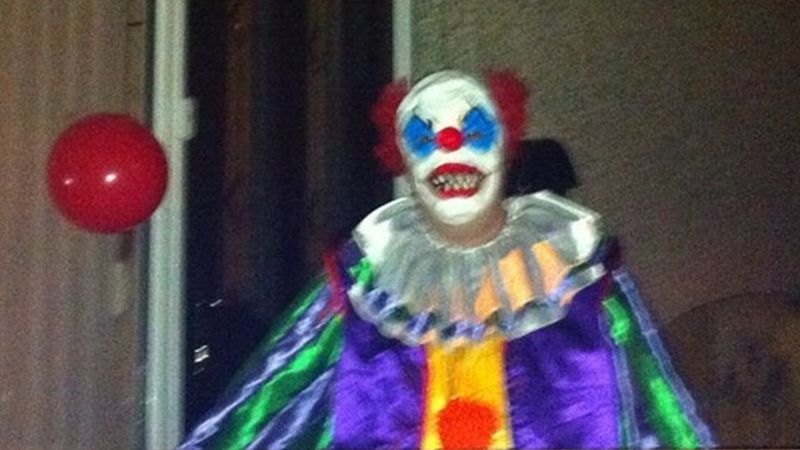 Portsmouth mystery clown 'disturbing' people in streets - BBC News