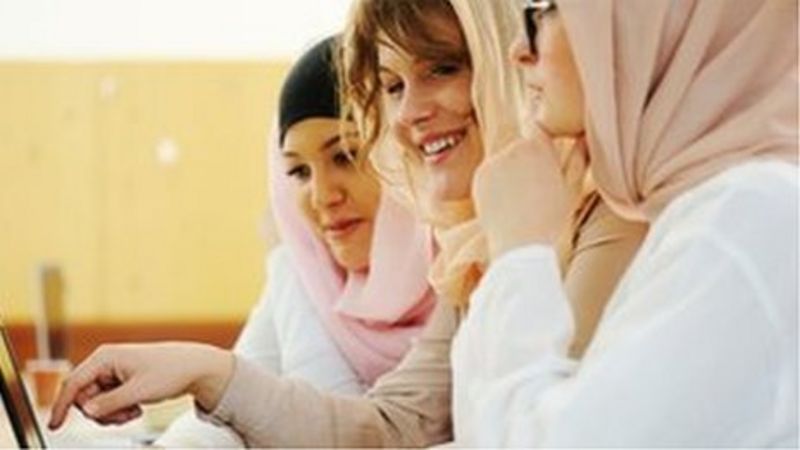 Religious education classes 'needed' in schools - BBC News