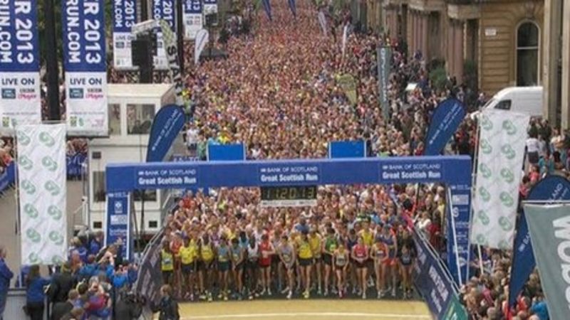 Thousands race in Great Scottish Run through Glasgow - BBC News
