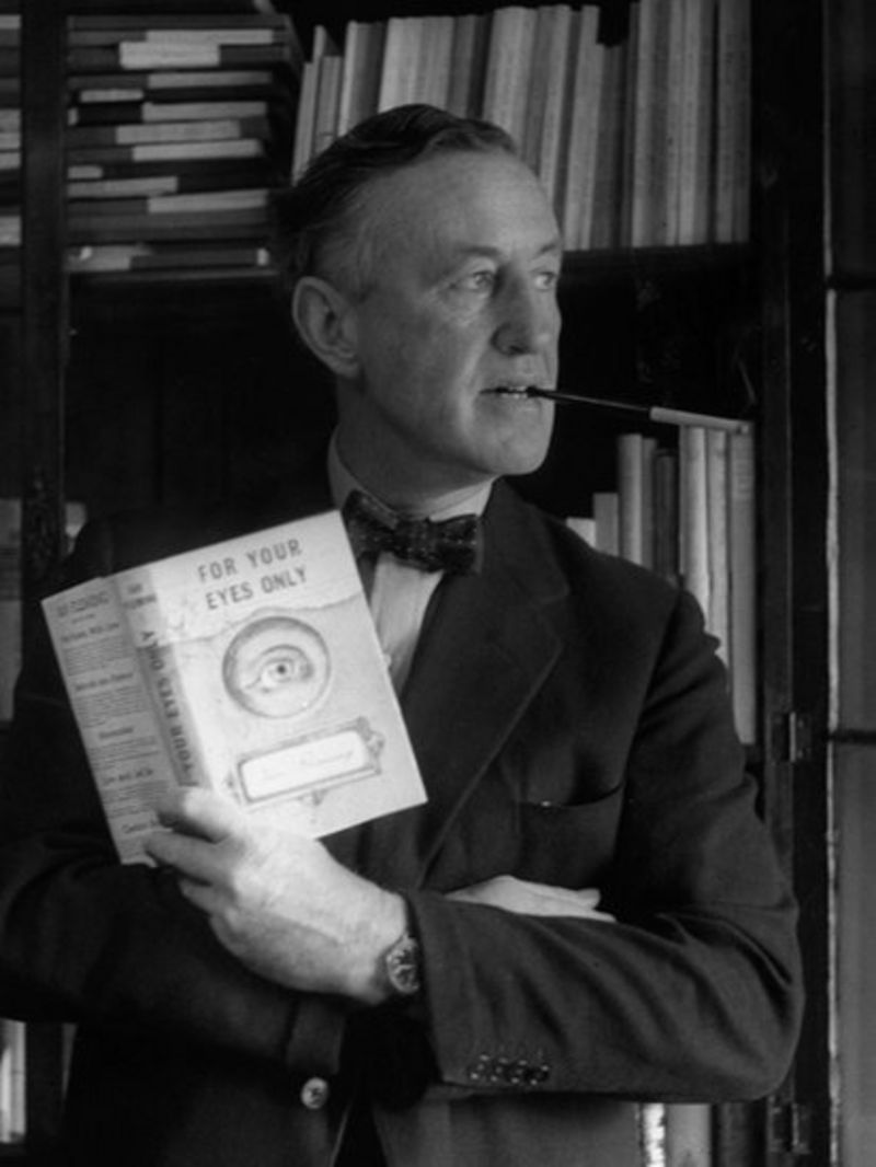 In pictures: 50 years since Desmond Llewelyn's Bond movie debut - BBC News