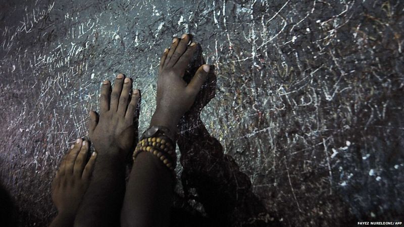 Day in pictures: 14 October 2013 - BBC News