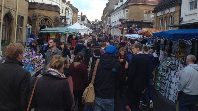 In pictures: Sherborne's Pack Monday Fair - BBC News