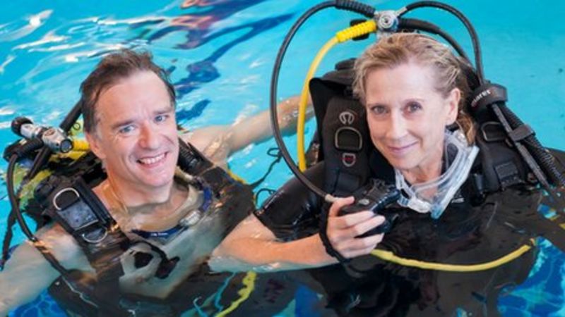 London amputee learns to scuba dive with one leg - BBC News