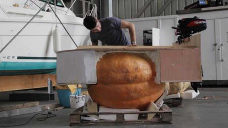 Vegetable artist crosses the Solent in giant pumpkin boat - BBC News