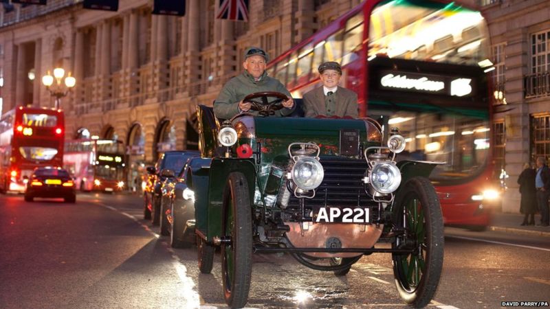 Day in pictures: 22 October 2013 - BBC News