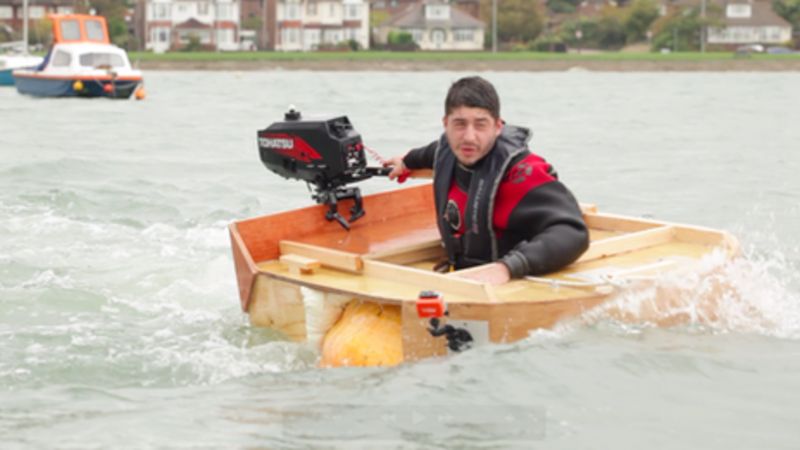 Giant pumpkin artist sets 'record' for 100m paddle in Portsmouth - BBC News