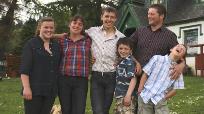 Power struggle: Family life off the Grid - BBC News