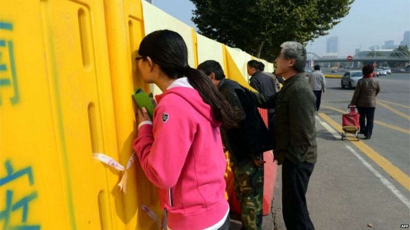 Day in pictures: 25 October 2013 - BBC News