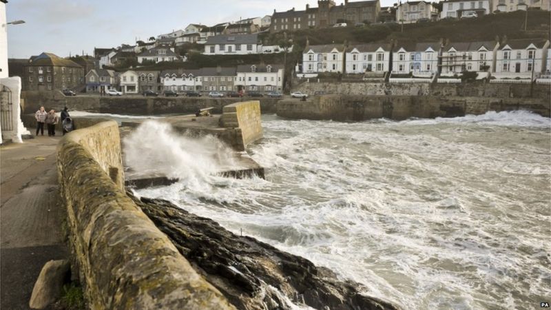 In pictures: Storm hits Cornwall - BBC News