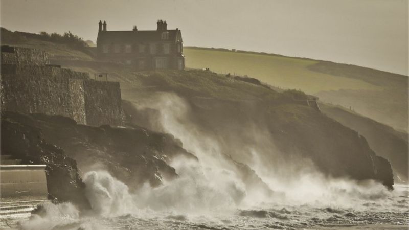 In pictures: Storm hits Cornwall - BBC News