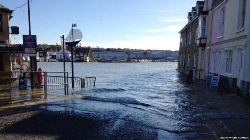 In pictures: High tides cause coastal flooding - BBC News