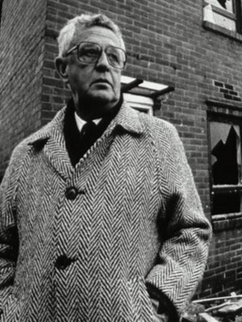 Obituary: John Cole - BBC News