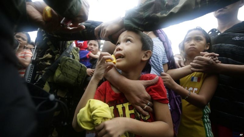 In pictures: Philippines struggle for survival - BBC News