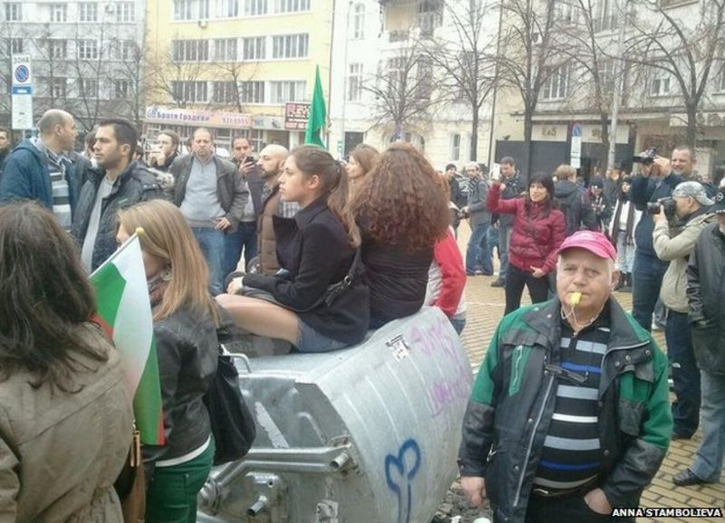 Bulgaria protests: Clashes outside parliament - BBC News