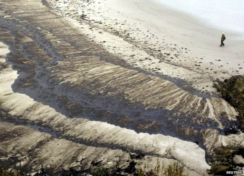 Prestige oil tanker disaster crew acquitted in Spain - BBC News