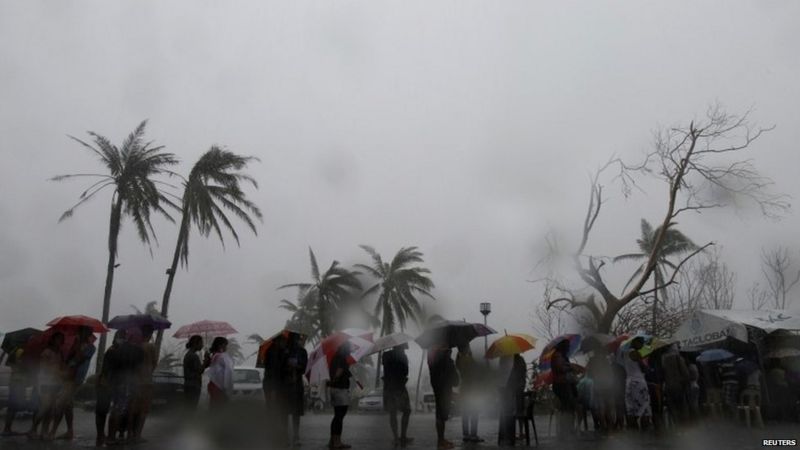In pictures: Typhoon aid ramps up - BBC News