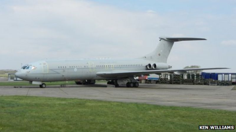 'Iconic' VC10 aircraft arrives at East Midlands Aeropark - BBC News