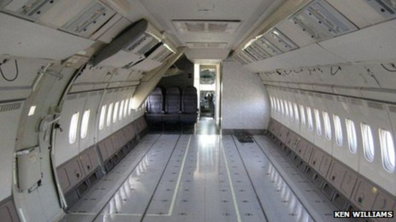 'Iconic' VC10 aircraft arrives at East Midlands Aeropark - BBC News