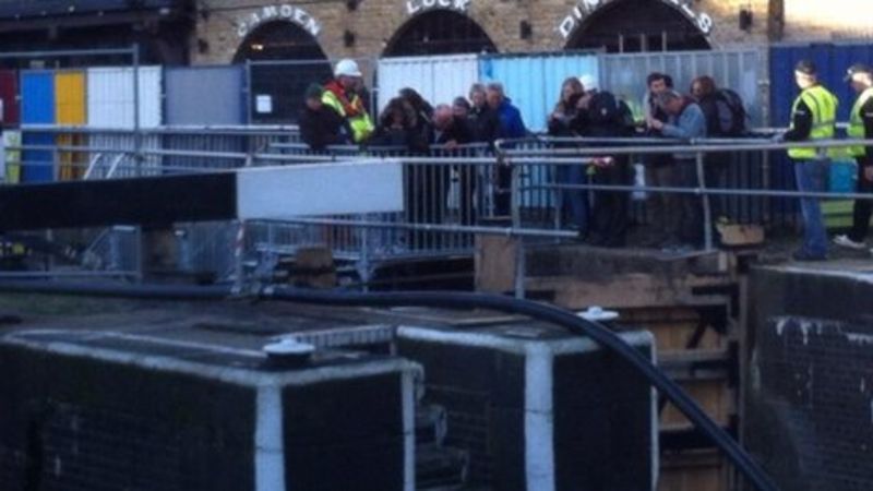 Camden Lock drained and opened to public before restoration - BBC News