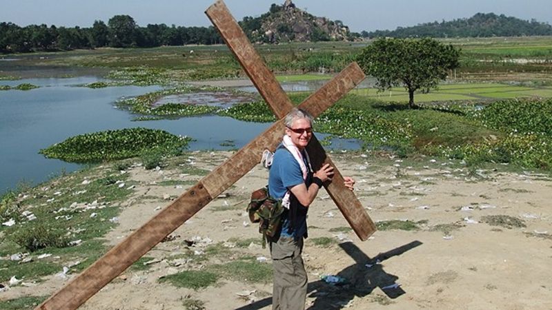 The man who carries a 25kg cross everywhere - BBC News