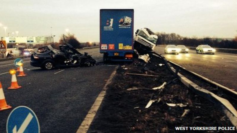 M62 in West Yorkshire reopens after four-vehicle crash - BBC News