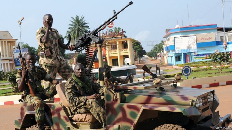 In pictures: 'Loyalists' attack CAR capital Bangui - BBC News