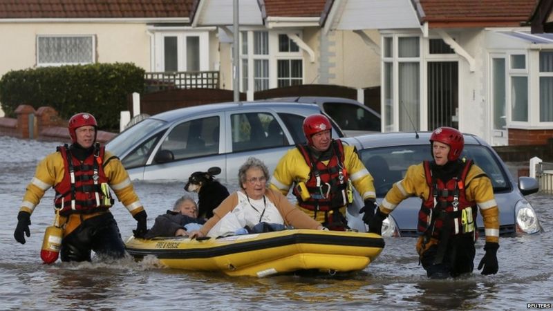 In pictures: Winter storm hits UK - BBC News