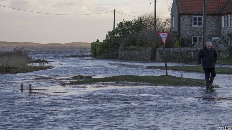 In pictures: Norfolk tidal floods - BBC News