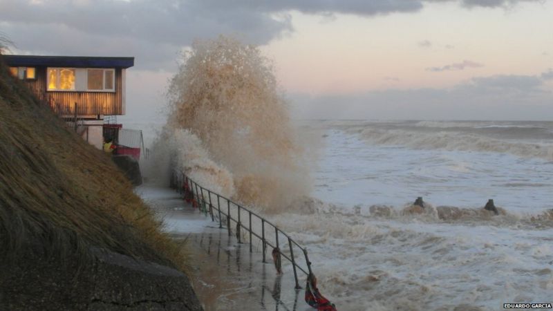 In pictures: Norfolk tidal floods - BBC News