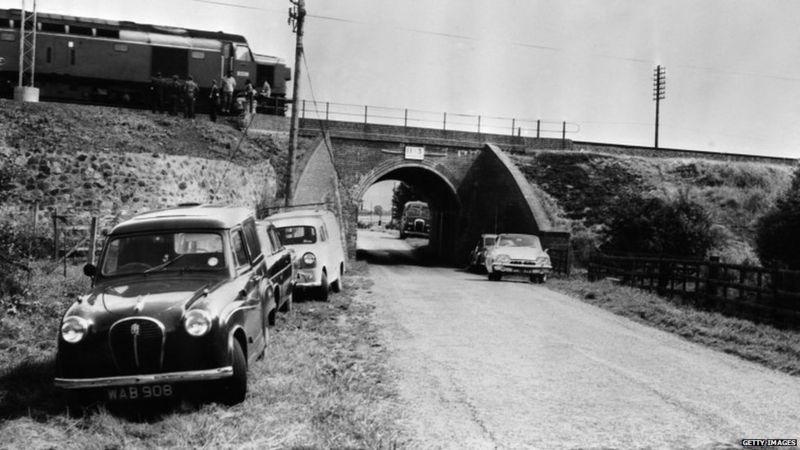 In pictures: Life of Great Train Robber Ronnie Biggs - BBC News