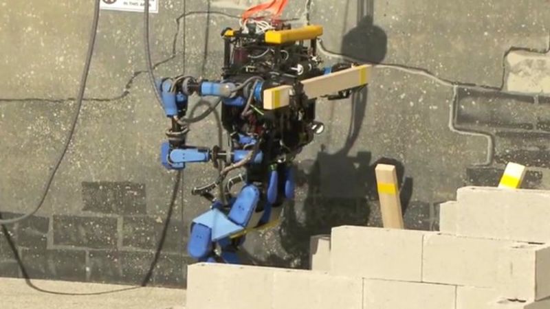 Disaster droids face off in the Darpa Robotics Challenge - BBC News