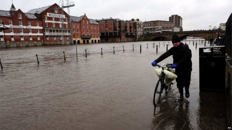 In pictures: Storm batters the UK during Christmas getaway - BBC News