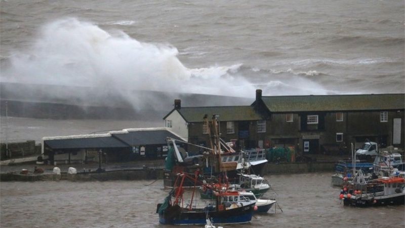 In pictures: Storm batters the UK during Christmas getaway - BBC News