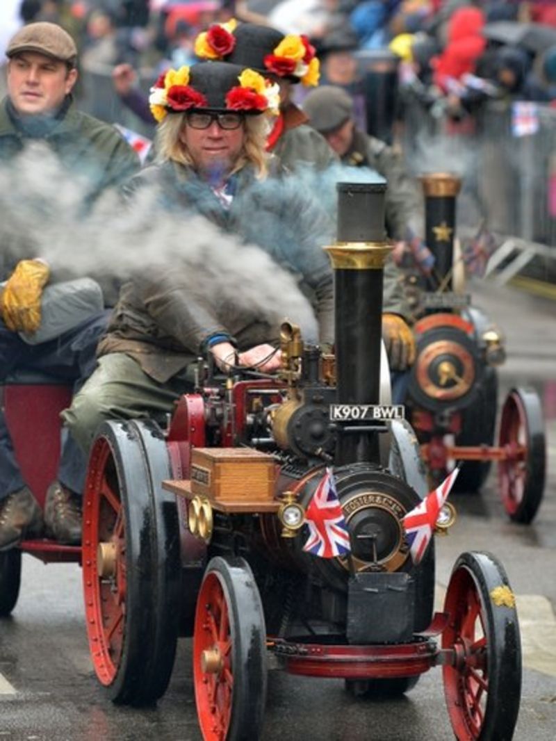In pictures: New Year's Day parade in London - BBC News