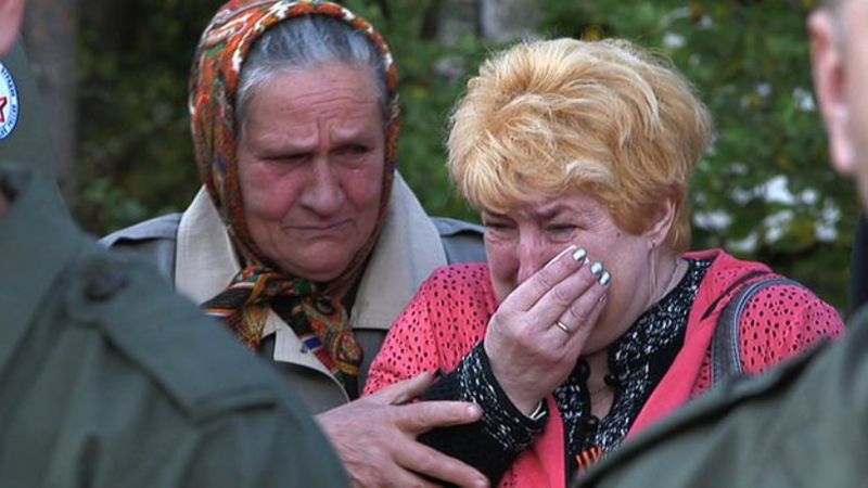 Digging for their lives: Russia's volunteer body hunters - BBC News