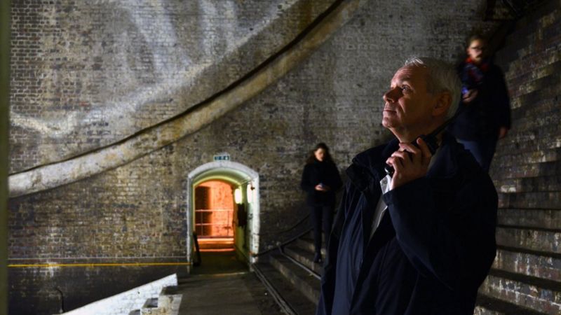 Tower Bridge: Landmark marks 120 years by recalling past - BBC News