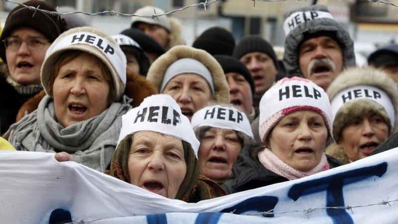 In Pictures: Ukraine protesters clash with police in Kiev - BBC News