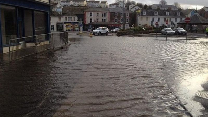 Coastal communities in Devon and Cornwall flooded - BBC News